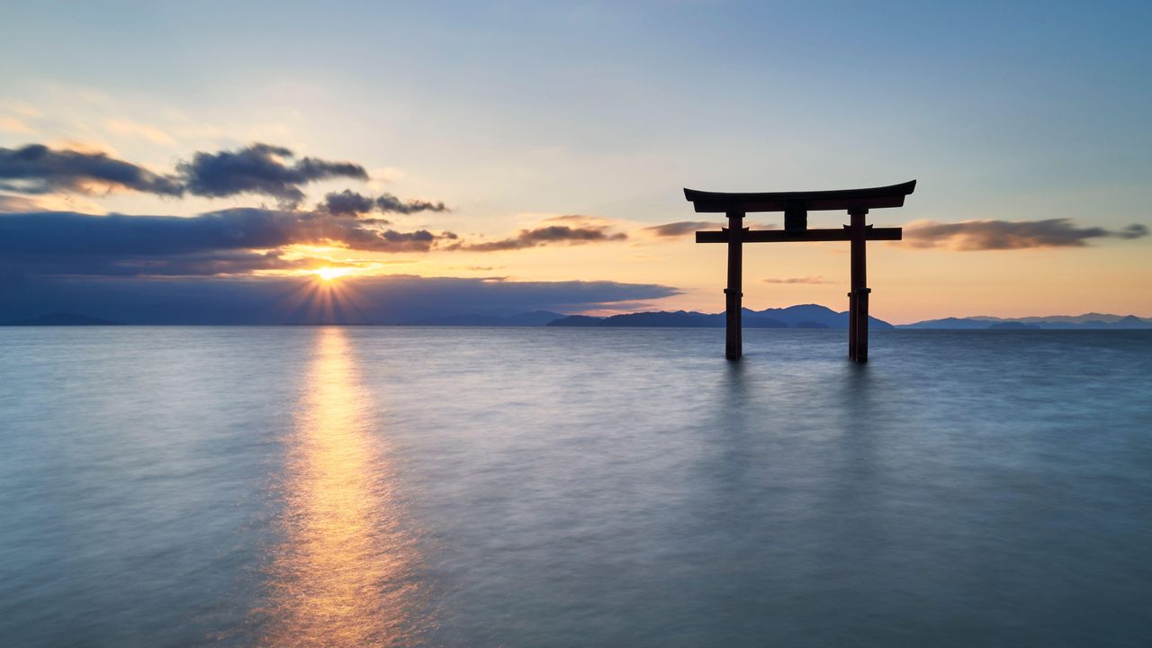 朝日と白髭神社の鳥居, 滋賀県 高島市 ・ Bing日替わり壁紙 ・ 無料ダウンロード